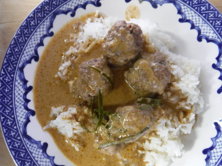 Meatballs in Curry Sauce – Greasy Little Birds
